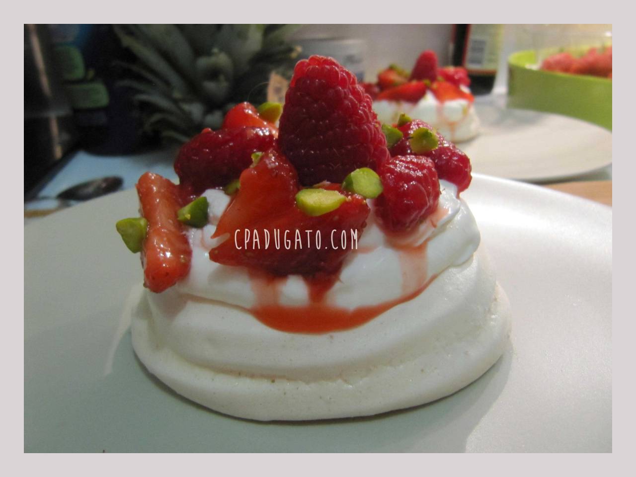 Mini-Pavlovas aux fruits rouges | C'est pas du gâteau